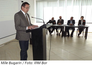 Direktor morao da zaposli sina „jer mladi odlaze“ | Koreni