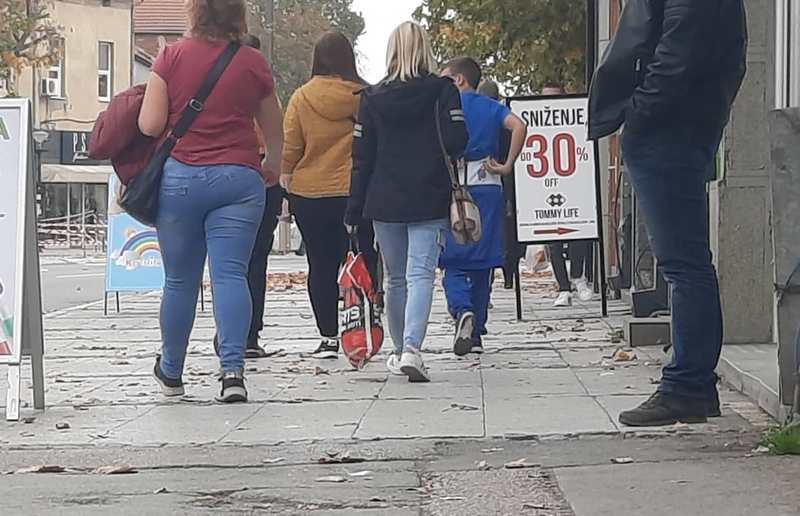 “MALI” ČOVEK U RALJAMA POHLEPNIH | Koreni